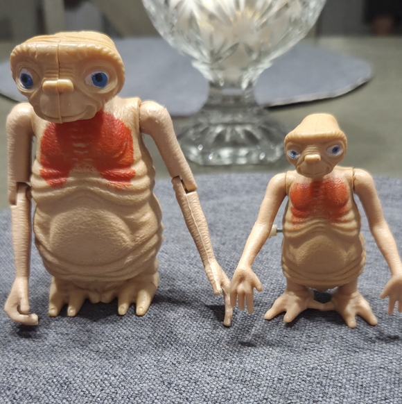 Universal Studio | Toys | Alien Action Figure Set Tan And Red | Poshmark